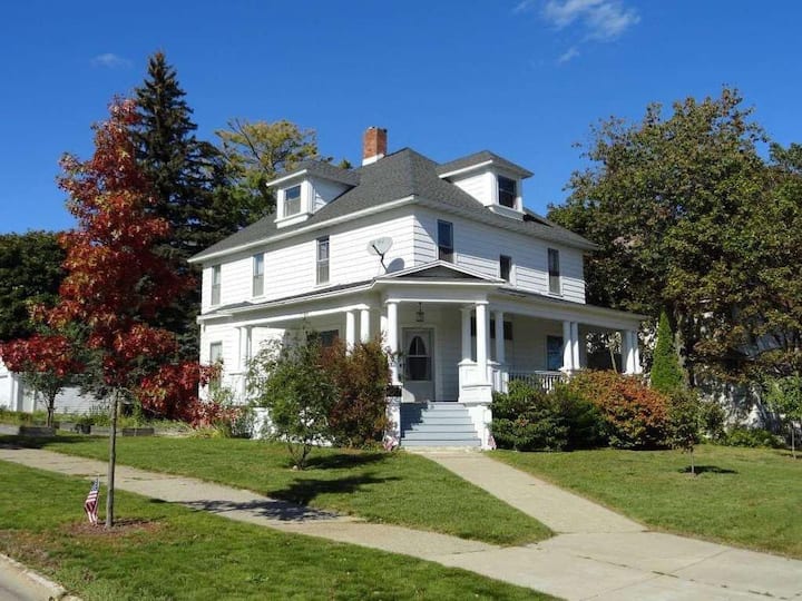 In Town! Walk To Restaurants, Bars, Boat Cruise! - Munising, MI