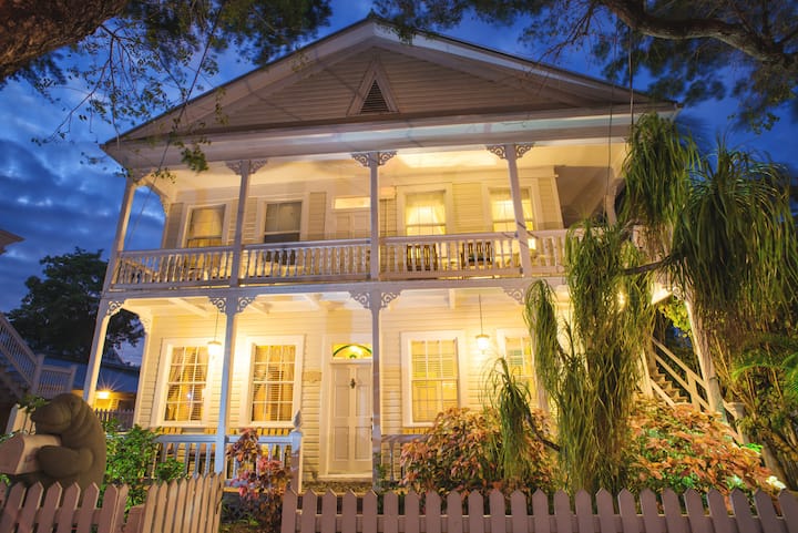 New Pricing: Huge 5/5 W/ Big Pool, Beach & Parking - Key West