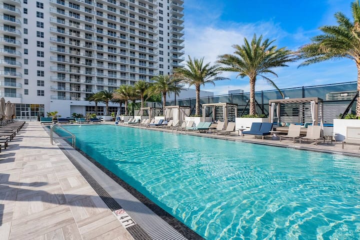 404 Hyde Beach House Residence - Hallandale Beach, FL