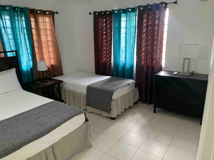 Cheerful 2br Townhouse In The Country Club - Kingston