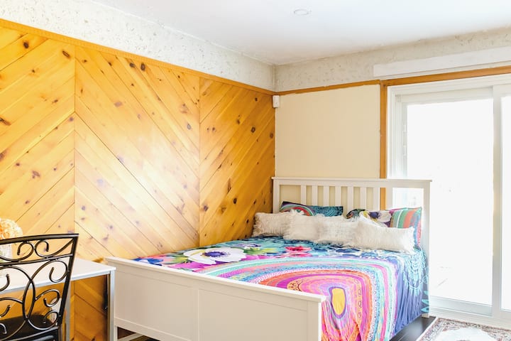 Main Floor Studio For Single Pvt.bath Near Airport - 256