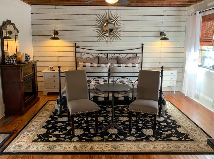 Historic And Private Guest Suite With Hot Tub - Johnson City