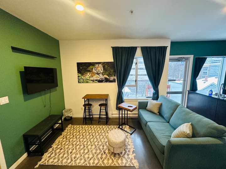 1 Bed Condo In Dt Vic + Parking - Victòria