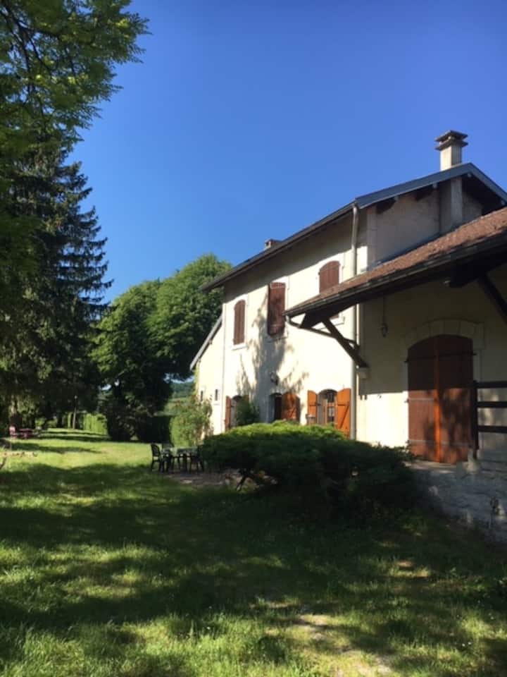 Ancienne Gare Restaurée Au Coeur D'une Verdure - Lac de Vouglans