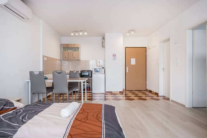 Apartment With Garage - Budapest