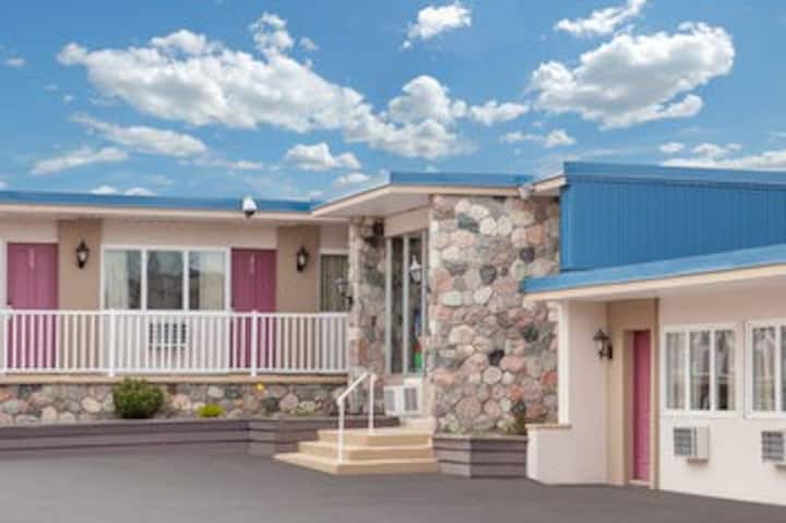 1 Queen Bed - Grand Sudbury