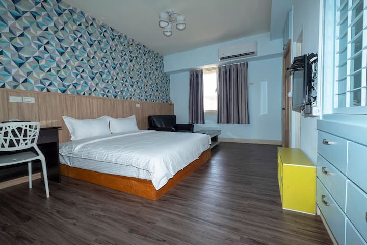 ********新房源/新體驗********E房~(步行15分到火車站)~加大床~獨立衛浴 - 花蓮市