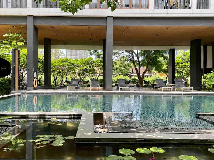 Tranquil 1br Hideaway: Resort-style Riverside Pool - Phra Khanong