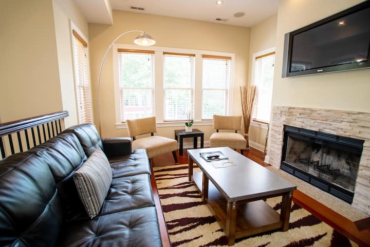 Roscoe 3bd/2ba Walk To Shops/cafes (Vn2) - Chicago, IL