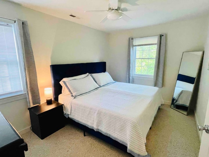 King Bedroom, Easy Walk To Uva - Charlottesville, VA