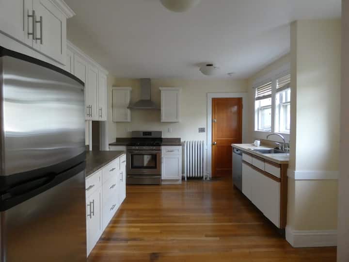 Newtoncenter Private Bath Front Small Bedroom - Newton, MA