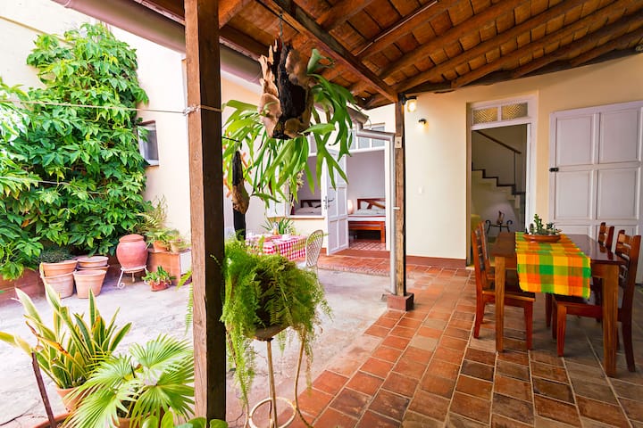 Mustard Room, Spacious & Bright - The Bahamas