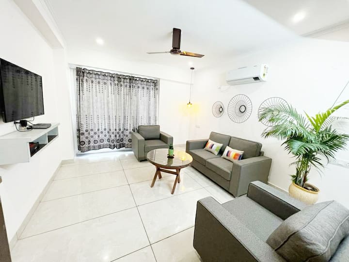 Modern & Stylish 2 Bhk Near Metro/medanta/paras -