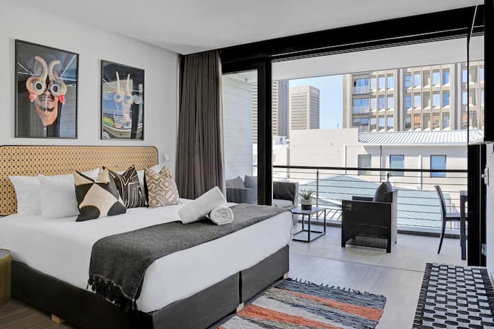 Elegant Chic Studio + Tropical Pool, Gym & Balcony - 