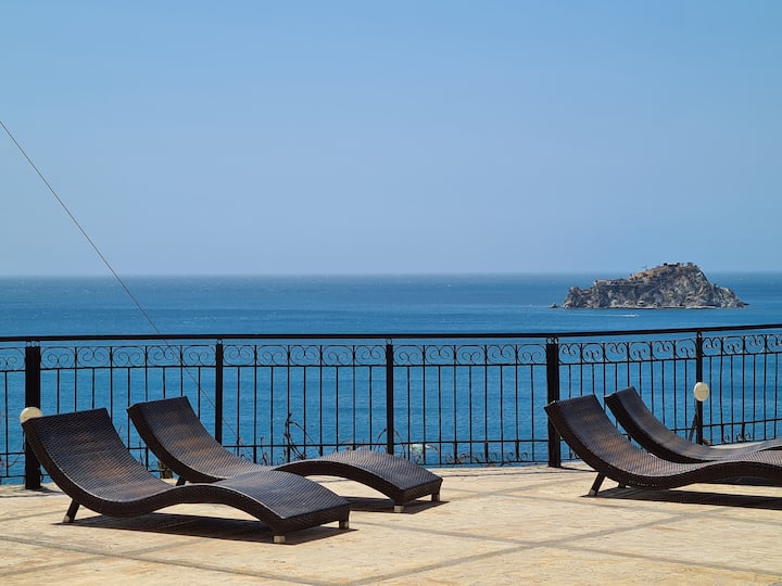 Apartamento Amplio Con Balcón Frente Al Mar - Santa Marta, Colombia