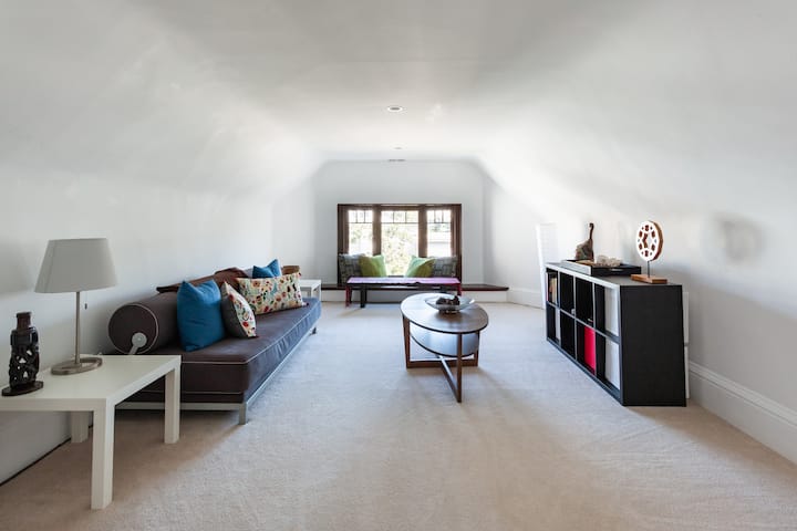 Private Third Floor With Separate Entrance - Usa