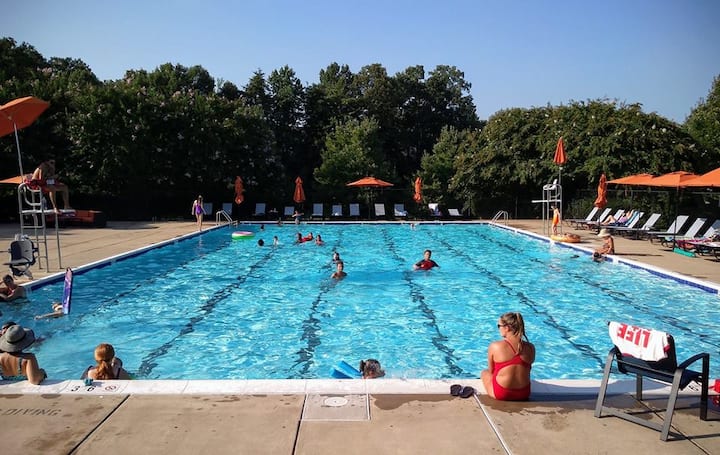 Priv Quiet Theater Kitchen Laundry Adjustable Beds - Montclair, VA