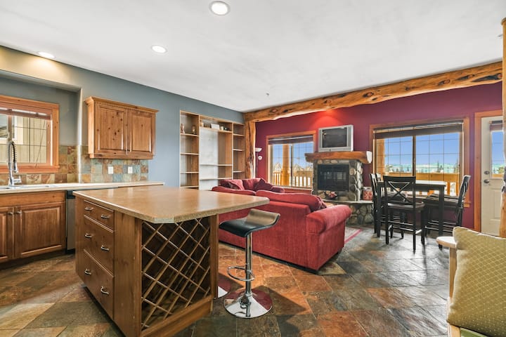 Beautiful 3 Bdr/3 Bath Home With Private Hot Tub - Big White Ski Resort, BC