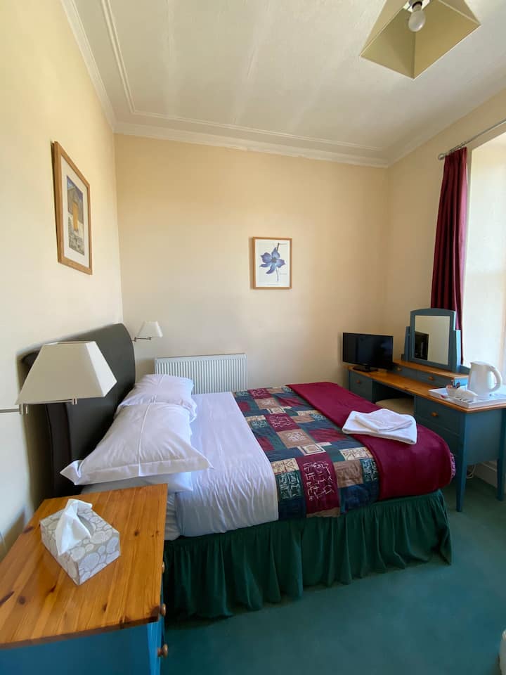 Small Double Room With En-suite Shower And Toilet - Aberdeen