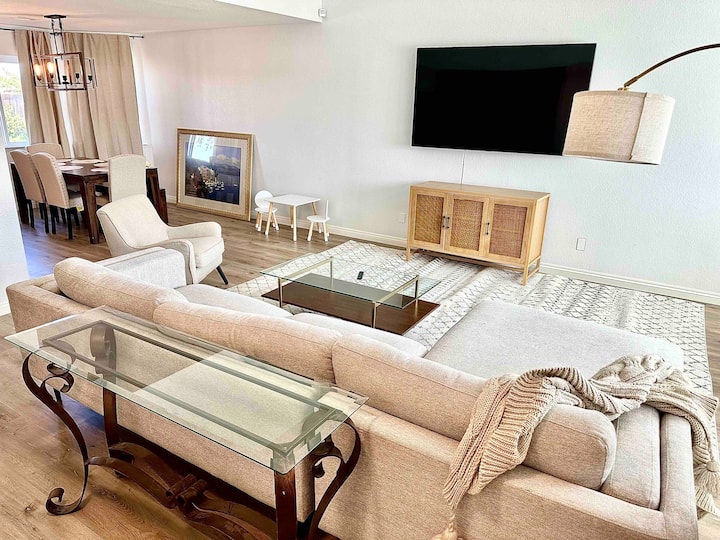 Super Spacious Cozy Modern Home W/ Big Backyard - Lancaster, CA