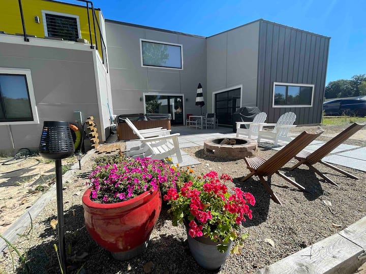 The Courtyard - A Modern Retreat, Hot Tub/fire Pit - Stevensville, MI