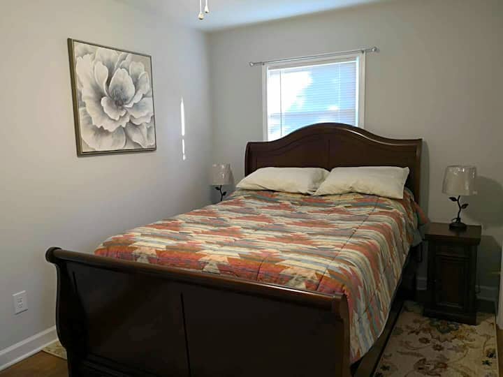 Master Bedroom Near Arrowood Light Rail Station C3 - Charlotte, NC