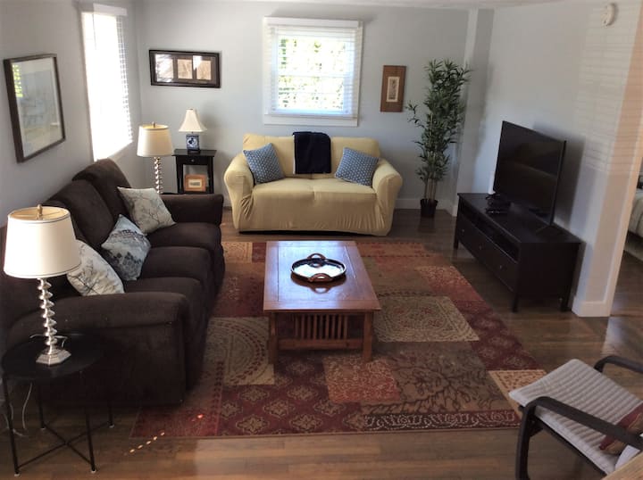 Gorgeously Renovated Beach House - Narragansett, RI
