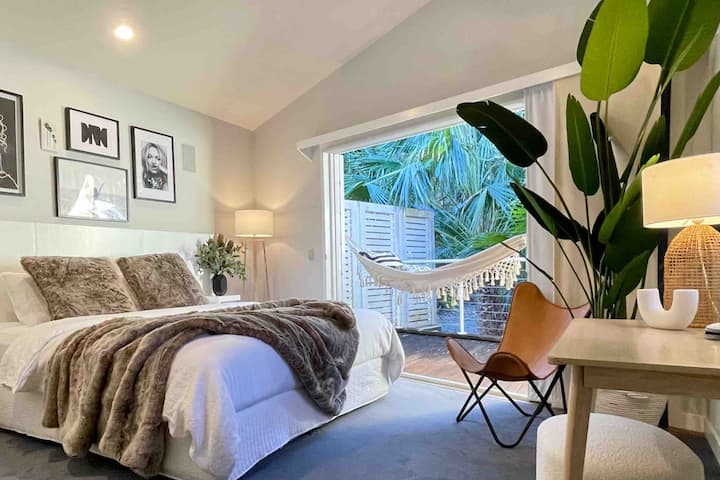 Luxe Waterfront Rainforest & Beach Retreat - South Stradbroke Island