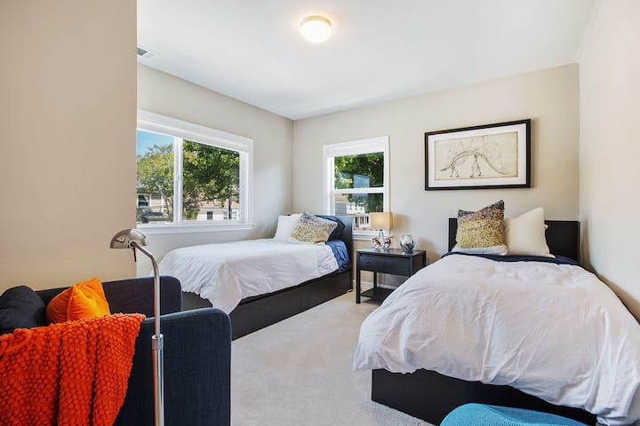 Two Bedroom Berkeley Getaway! Walk To Bart! - Berkeley, CA