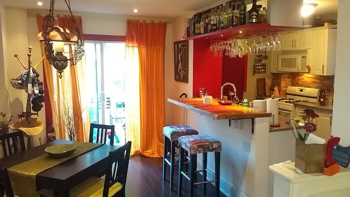 Funky, Lovely, Family Friendly 2-3 Bdrm House - Toronto