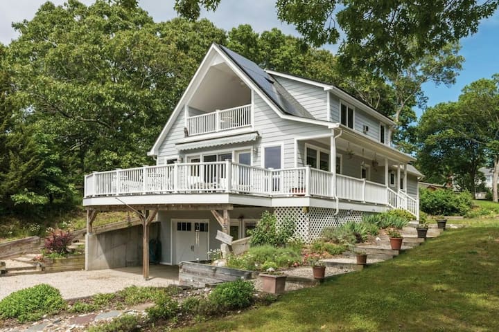 Serene Water Views From A Charming Beach Retreat - The Hamptons