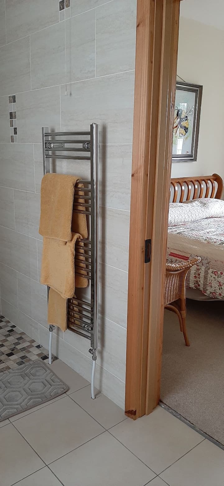 Hollypark. Cheerful House In Quiet Rural Setting. - Loughrea