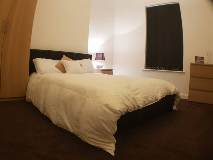 Comfortable Spacious King Size Bedroom - Derby