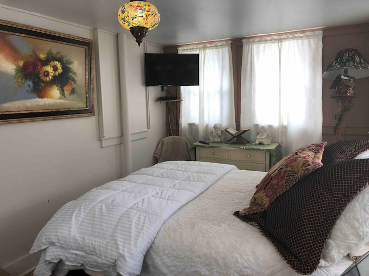 The Cardinal Inn:the Baltimore Oriole Room - Canandaigua, NY