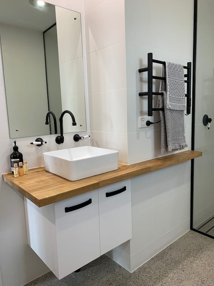 The Udder Place - Tradies - Long Stays Welcome - Murray Bridge
