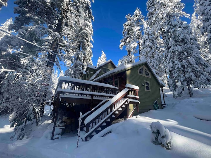 Cozy, Spacious Cabin Near River - Strawberry, CA