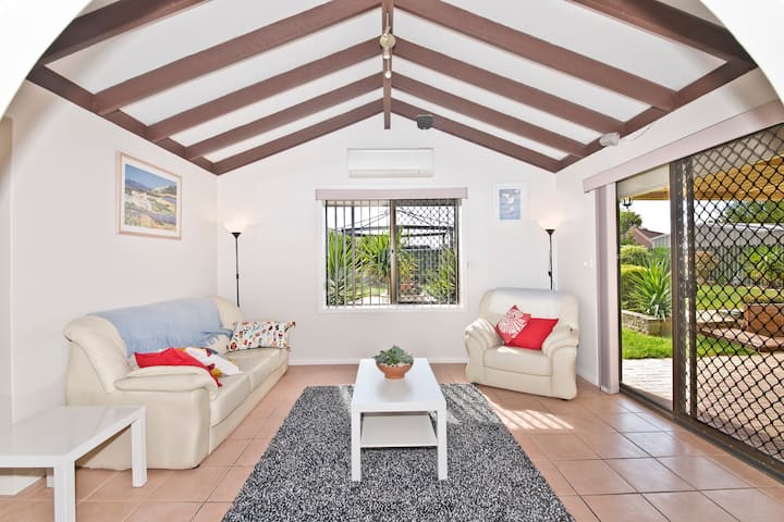 Cooloongup Holiday Home - Rockingham
