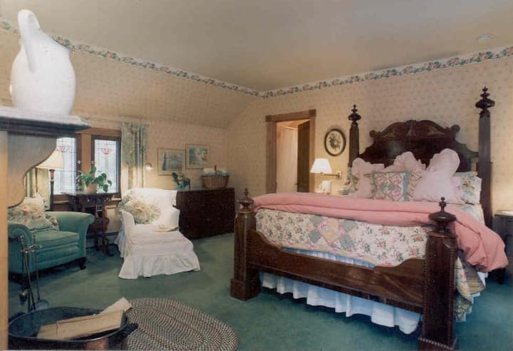 Room 11: The Hideaway (Garden House) - White Lace Inn - Sturgeon Bay, WI