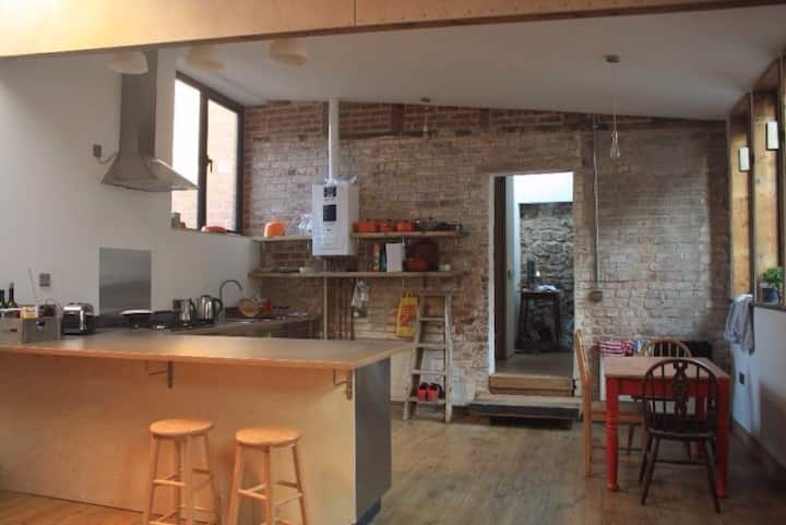 Lofty City Centre Apartment - Exeter