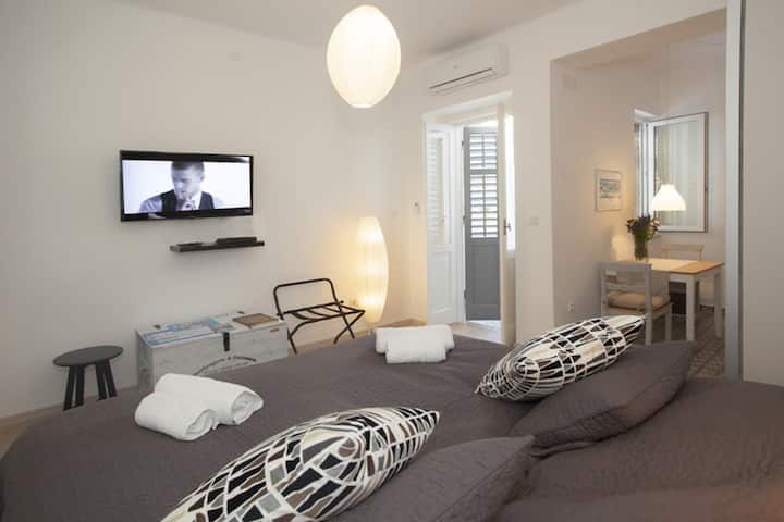 Studio Apartment Xenia Split****, Waterfront Promenade, Old Town, Air Conditioning, Loggia - Split