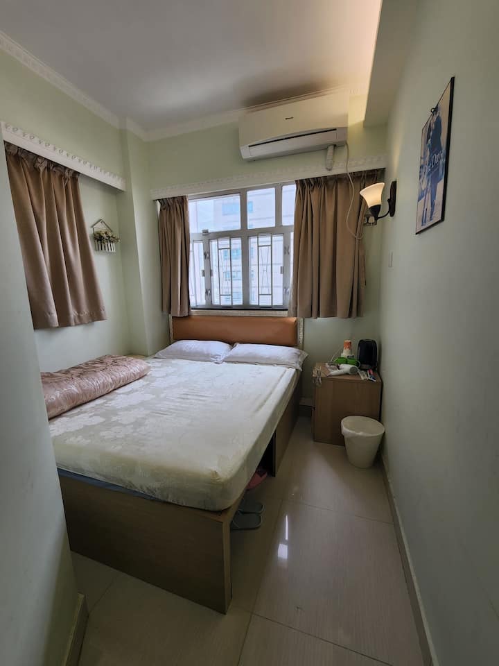 喜日賓館:9號房間豪華大床(deluxe Bed Room )床寬150cm,獨立洗手間,大窗。 - Tsim Sha Tsui