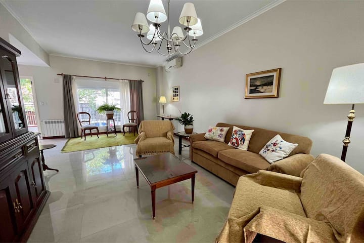 Casa De Categoría Con Perfecta Ubicación - Mendoza