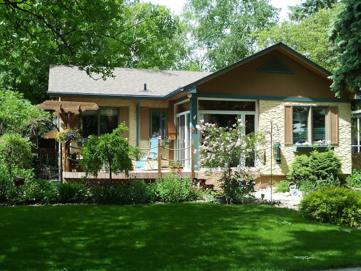 Cozy Bungalow Downstairs Suite - Winnipeg
