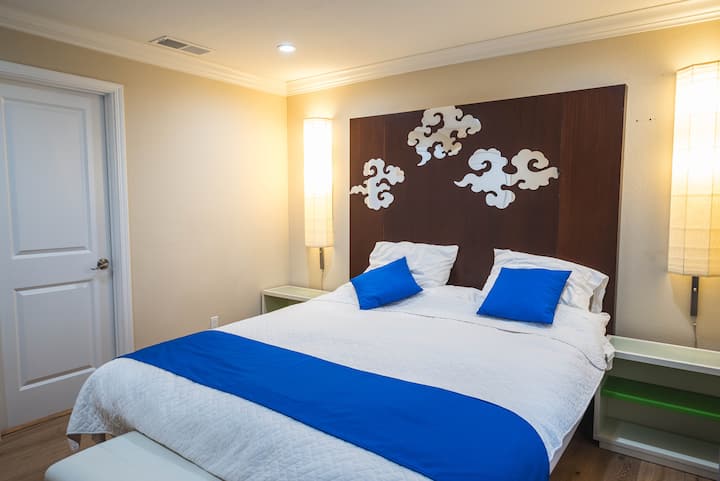 One King Bed & Ensuite Bathroom (101) - San Jose, CA