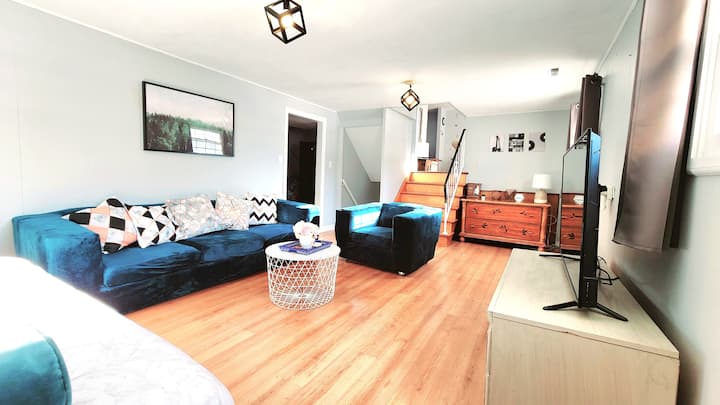 Spacious 5 Bedroom Bungalow W/ Huge Backyard - Londres