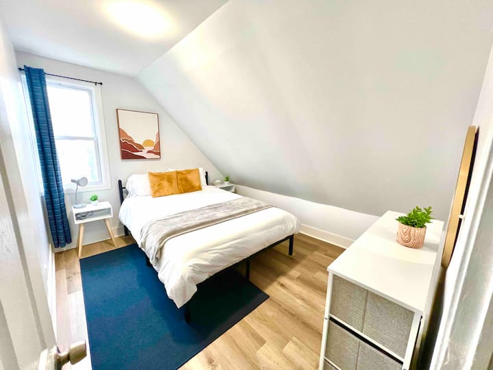 3 Bedrm -Bright+ Cozy Attic! Near Train+ Highways! - Niles, IL