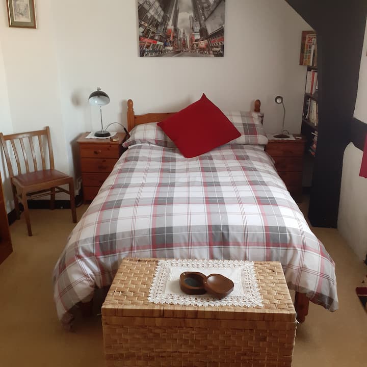 Private Room In Historic  Black & White Cottage - Malvern