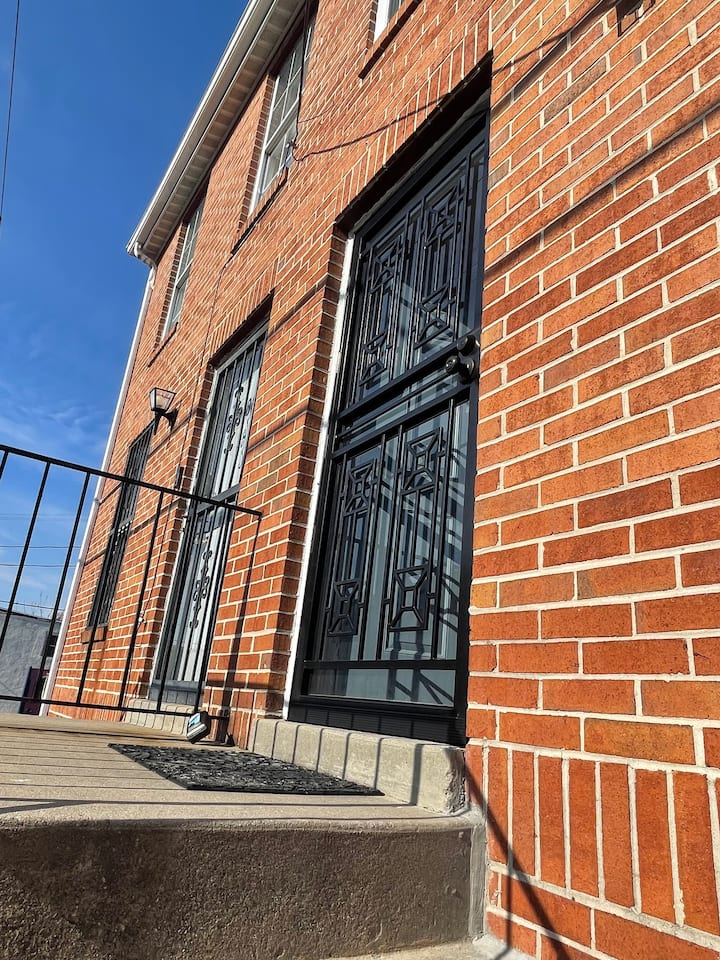 Townhouse 3 Bedrooms/2 Baths/ Gated Free Parking - Baltimore, MD