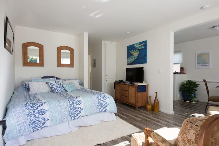 Santa Monica Private Apartment Close To Beach - Santa Monica, CA