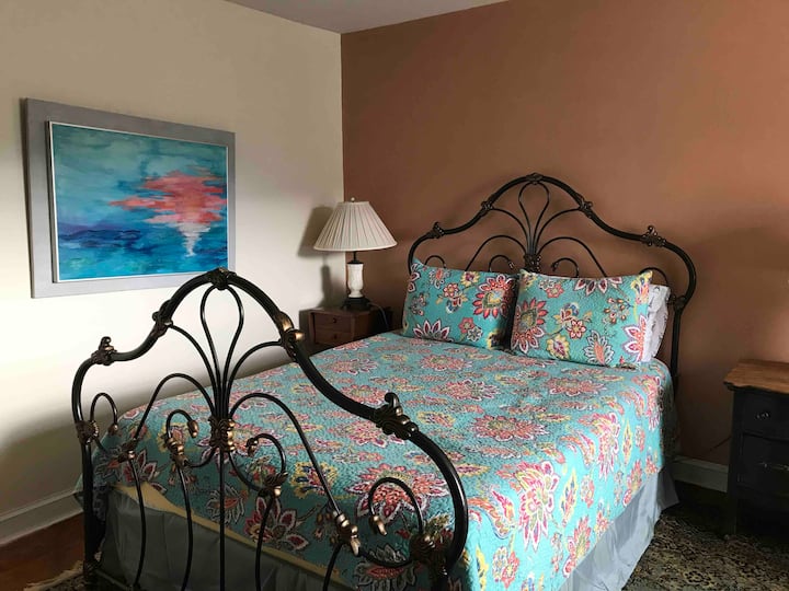 Cozy Room Full Of Charm - Black Mountain, NC